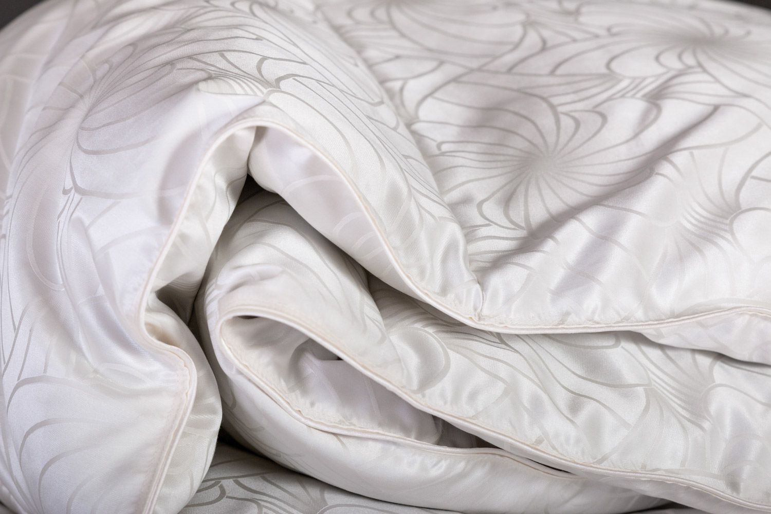 Duvet vs Comforter vs Duvet Cover: What Are They? | Icelandic Down